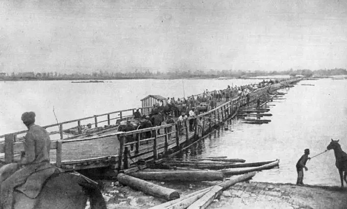 An droichead tuile thar an Dnieper, ar dá réir a chuaigh soláthairtí an Kakhovsky Bridgehead. Rinne eitlíocht an Gharda Bán iarracht arís agus arís eile é a mhilleadh, ach níor éirigh go maith leis na hiarrachtaí seo go léir mar gheall ar fhreasúra trodaithe dearga