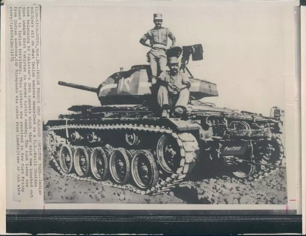 印度军队在巴基斯坦M24坦克旁边摆姿势，在Garbupur期间在战斗中遭到损坏