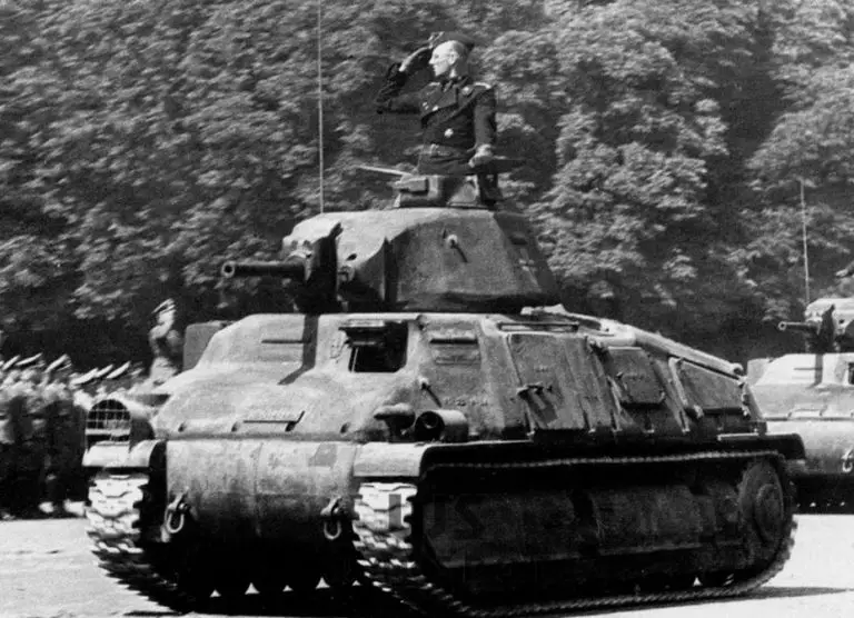 Tangki pz.kpfw. S35 739 (F) dari Divisi Tangki 23 di Parade di Paris, 1942. Apakah tangki ini sampai ke Kaukasus tidak diketahui.