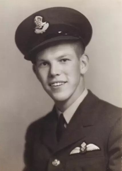 Լուսանկարը Bill Baggs, որը արվել է 1943-ի օգոստոսի 20-ին, Դանվիլի ծառայության թռիչքի դպրոցում թեւերի շքերթից հետո, Օնտարիո