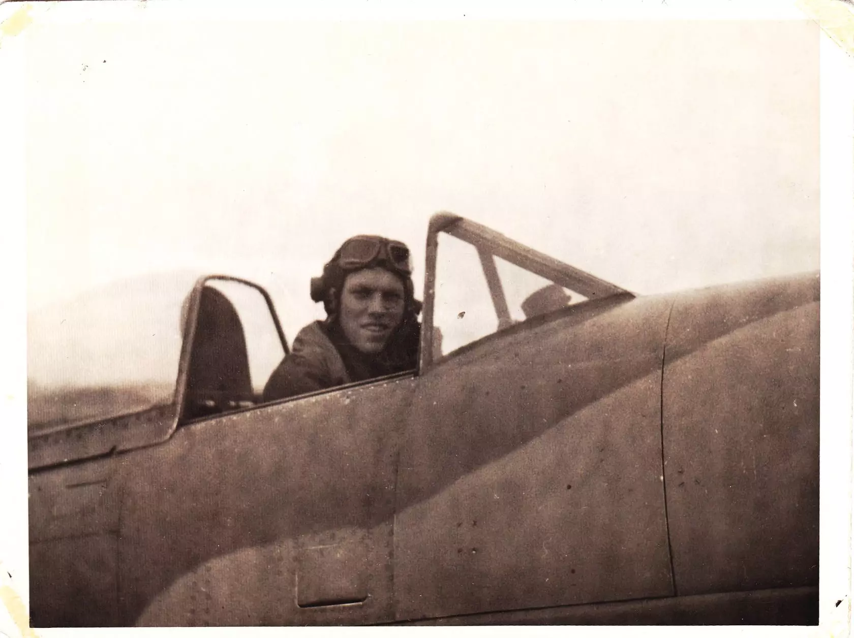 Bill Baggs u kokpitu zrakoplova u Tifuon, u blizini grada Can, Francuska, srpanj 1944