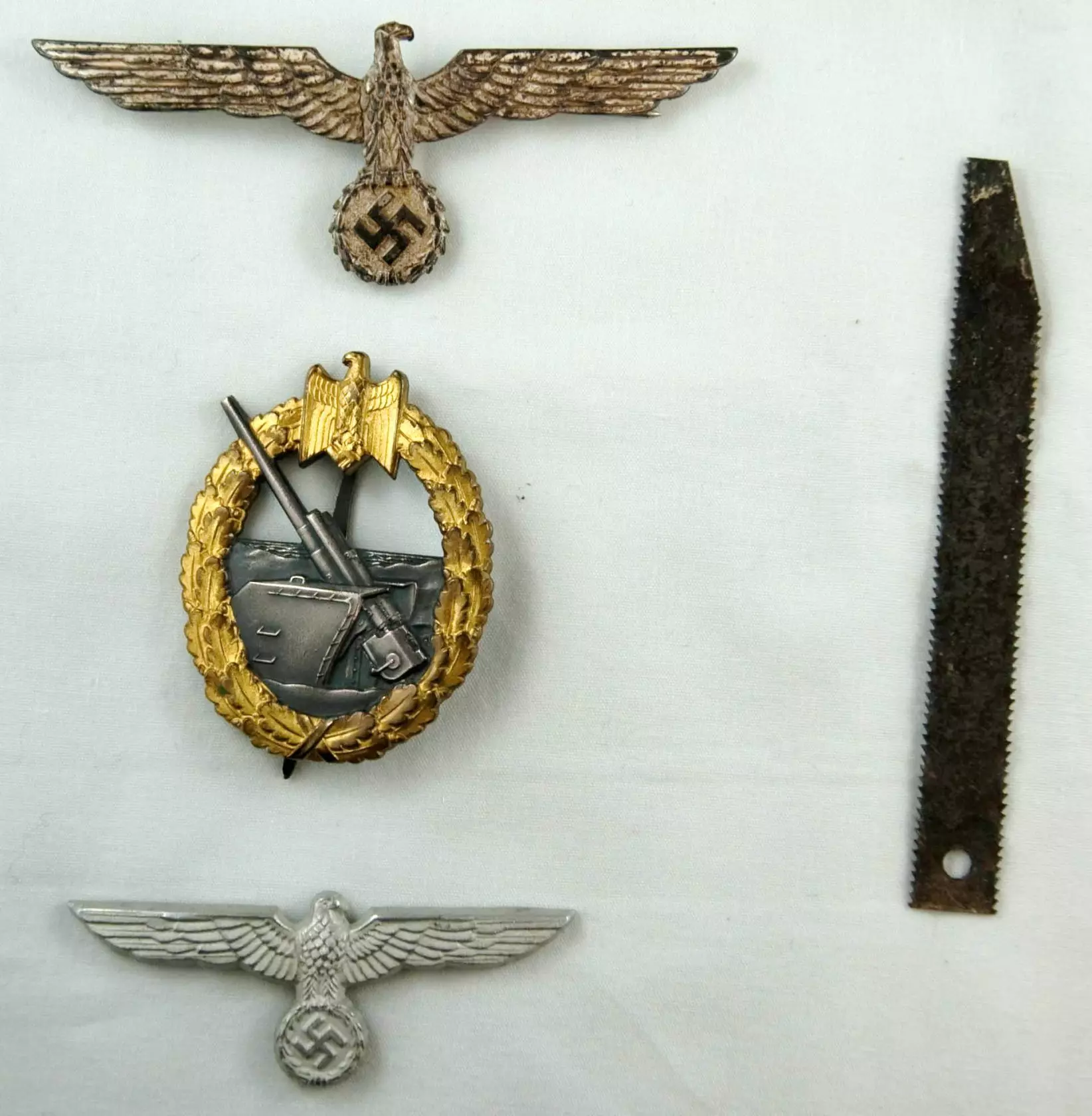 Njemački značke uzete kao suveniri na borbi. Njemačka, travanj 1945