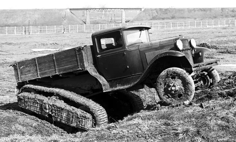 Pusiau barelio Car-60 sunkvežimis ant poligono lenktynių. 1939 m