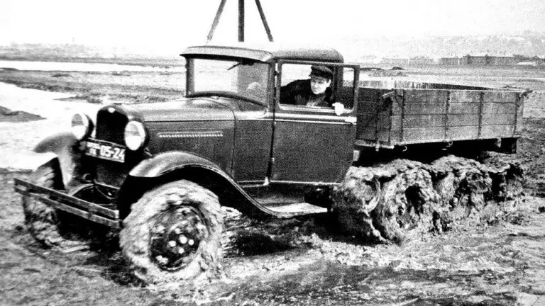 Eksperimentele all-terrain voertuig GAZ-66 met twee hulp brûe