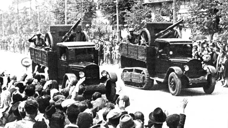 Camiones ZIS-22 con artillería loca en el desfile en Chisinau. 1940 (de la colección de A. kirindas)