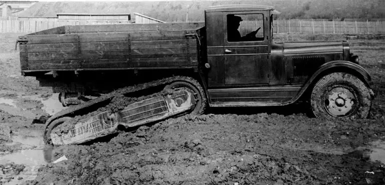 Pruebas de la unidad de terreno WIS-22 con el impulso de fricción de las orugas. 1939 años