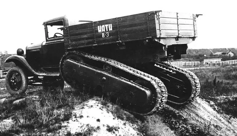 Pruebas poligonales del automóvil de la OTAN B-3 con un impulso de fricción de las orugas. 1935 años