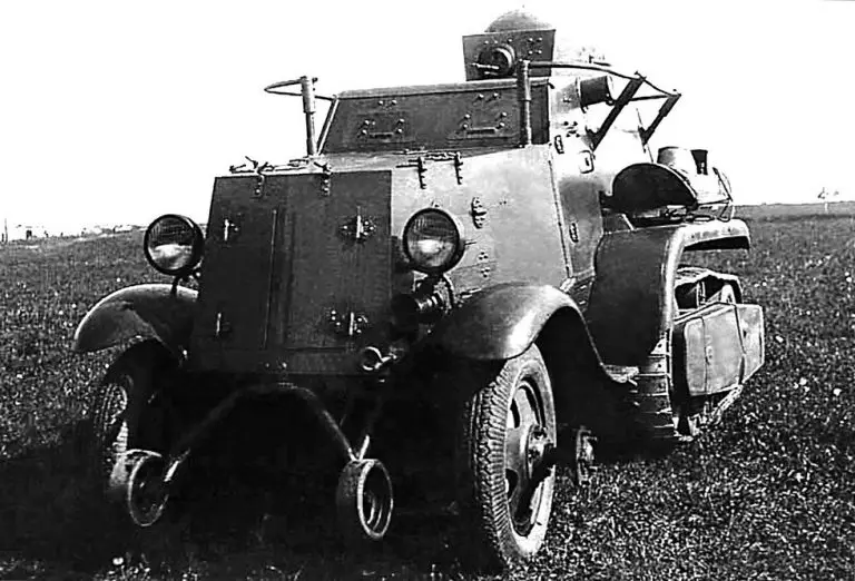 Masin-Gun-juuksed BA-30 soomustatud õhusõiduk käsiraili antenniga. 1936