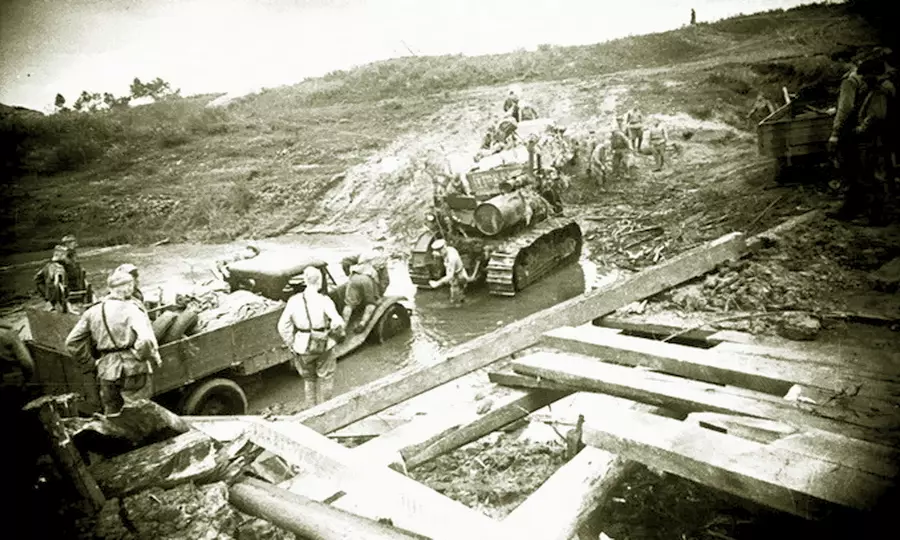 A Vörös Hadsereg csapata átkerül a folyón a Broken Bridge közelében. ORYOL irány, 1943