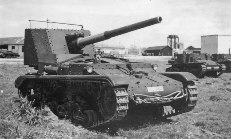 SAU SEMOVENTE M41M DA 90/53, во позадина - Tranko Munizioni L40 Муниција транспортер. Italie1935-45.com