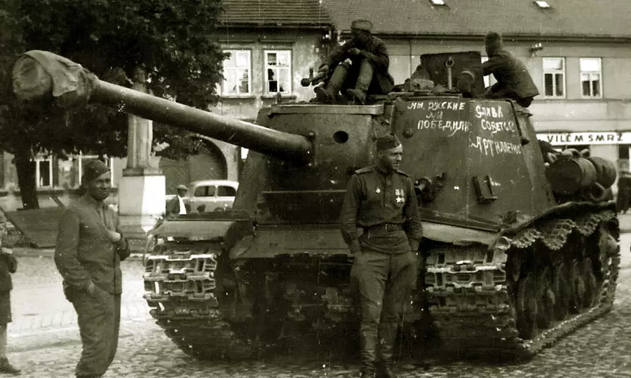 Czecechoslovakia의 Sobolev 도시의 거리에 ISU-122C