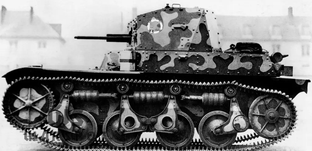 大口径の機関銃AMR 35 ZT1の設置のおかげで、反対側の装甲を持つタンクに対処することができました。