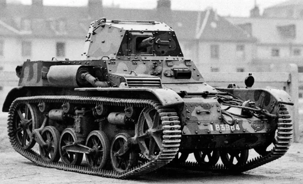 AMR 33 VM、最初の質量騎兵性小タンクスカウト。正式には、彼は装甲車と見なされました