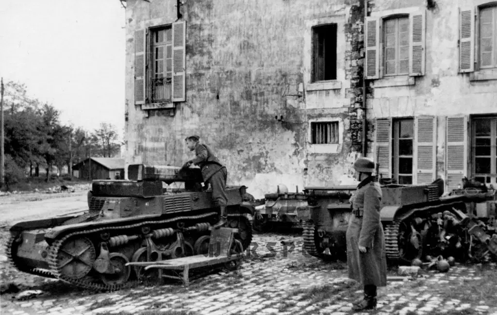 植民地知識タンクAMR 35 Zt 4は強化冷却システムによって区別された。フランスの戦いの始まりまでに、これらの戦車は塔を備えていなかった