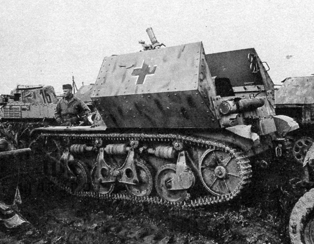 自走式モルタル8 cm gr.w. 1945年5月、チェコ共和国、34 AUFPanzerspähwagenAMR（F）。近くに他のPanzerspähwagenAMR（F）を見ることができます