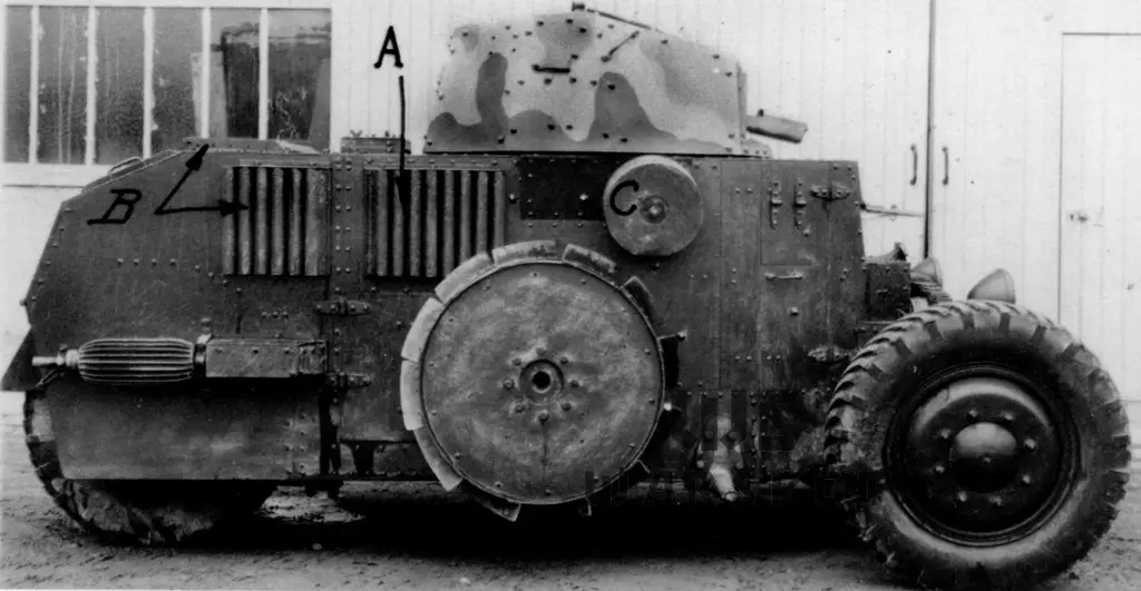 Gendronのデザインの背景に対して、残りのフランスの装甲車両は非オリジナルの - 1つの二重の後輪に見えたもの