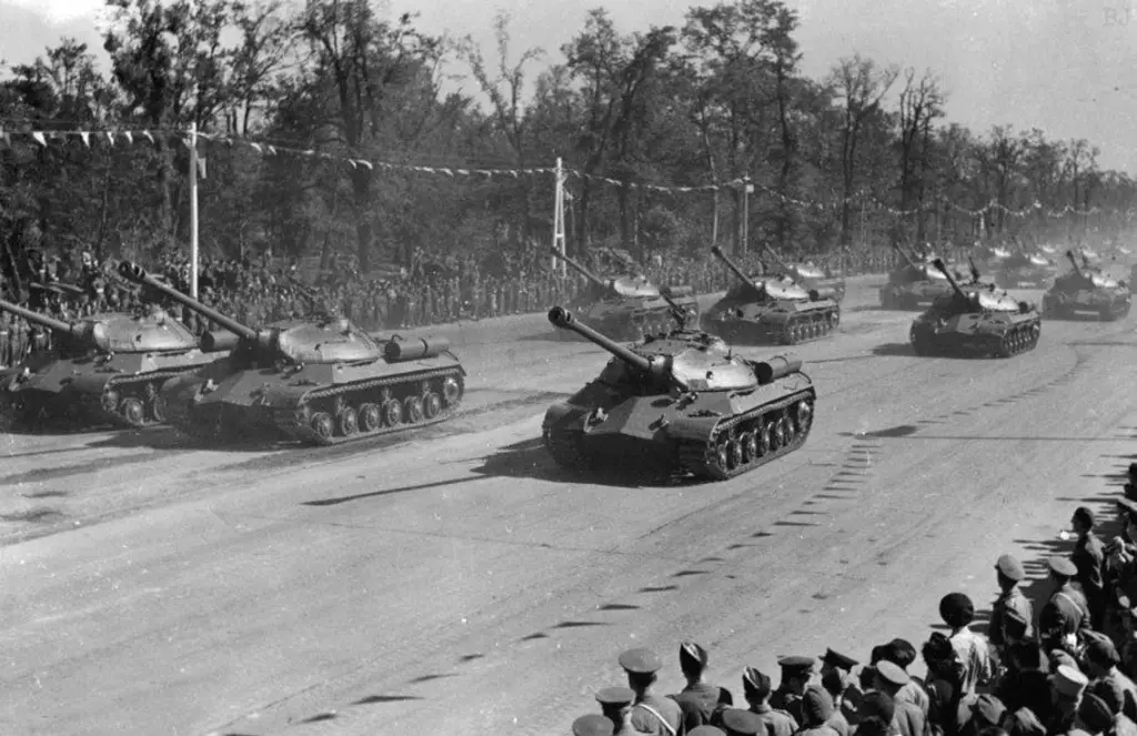 IS-3 thực sự ra mắt ở Berlin, nhưng vào tháng 9 năm 1945