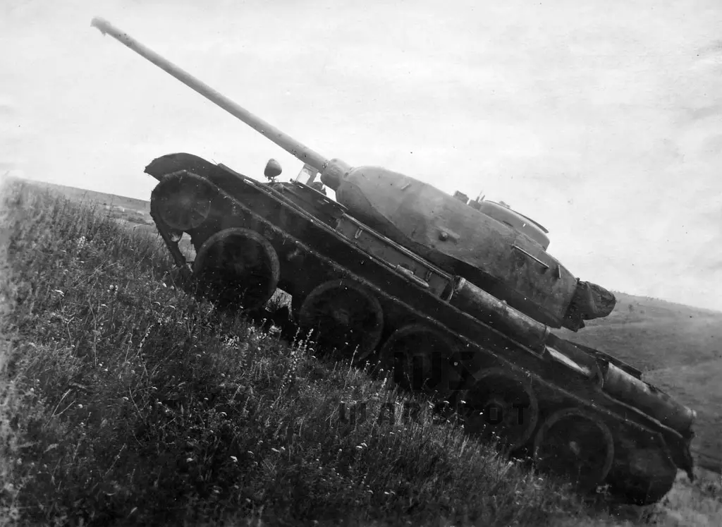 Site na nsogbu niile nke T-44, naanị soviet tank nke ọkara nke abụọ nke 40, nke na-agaghị eme ihe omume Uck. Ya mere, a na - ezighi ezi bụ nke dị ukwuu