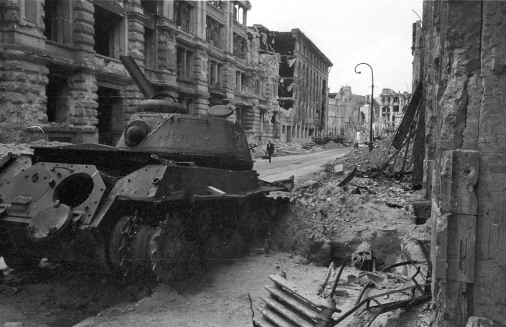 Semasa pertempuran untuk Berlin, sambungan tangki Soviet mengalami kerugian berat. Walau bagaimanapun, mengenai kerugian dan terutamanya cara kekalahan kenderaan perisai Soviet terdapat banyak khayalan