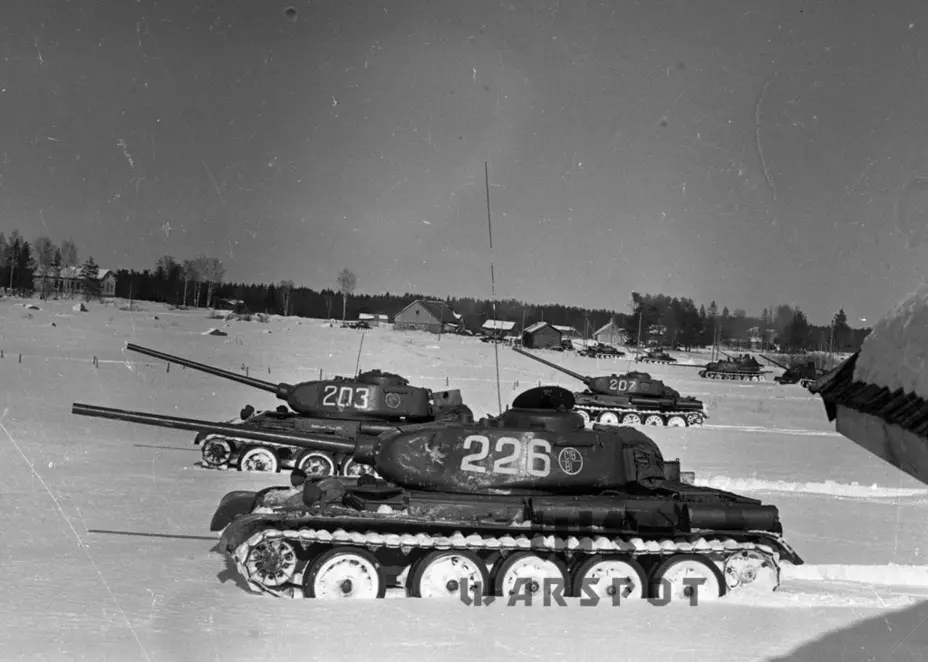 T-44部隊的用品在1945年夏天開始。大多數T-44都證明是第五衛兵機械化軍隊和第8架機械化軍隊