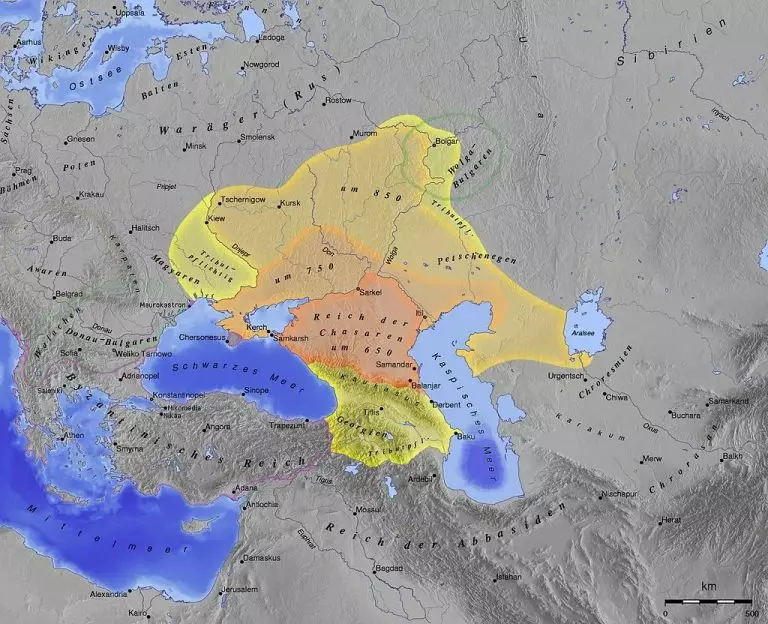 Khazar Kaganat, Khazaria (650-969) - um estado medieval criado por pessoas nômades - Khazari. Ficou para fora do Kaganato Turkic Ocidental. Ele controlou o território do Predka Cáucaso, a região inferior e média Volga, o moderno norte-oeste do Cazaquistão, o Azov, a parte oriental da Crimeia, bem como as estepes e estepes florestais da Europa Oriental até o Dnieper. O centro do estado foi originalmente na parte litorânea do Dagestão moderno, depois se mudou para a casa inferior do Volga. Parte da elite dominante adotou o judaísmo. Durante muito tempo, Khazaria competiu com o khalifat árabe na luta pela dominação na região transcaucasiana. Em dependência política de Khazar houve uma série de sindicatos tribais eslavos leste - Wikipedia