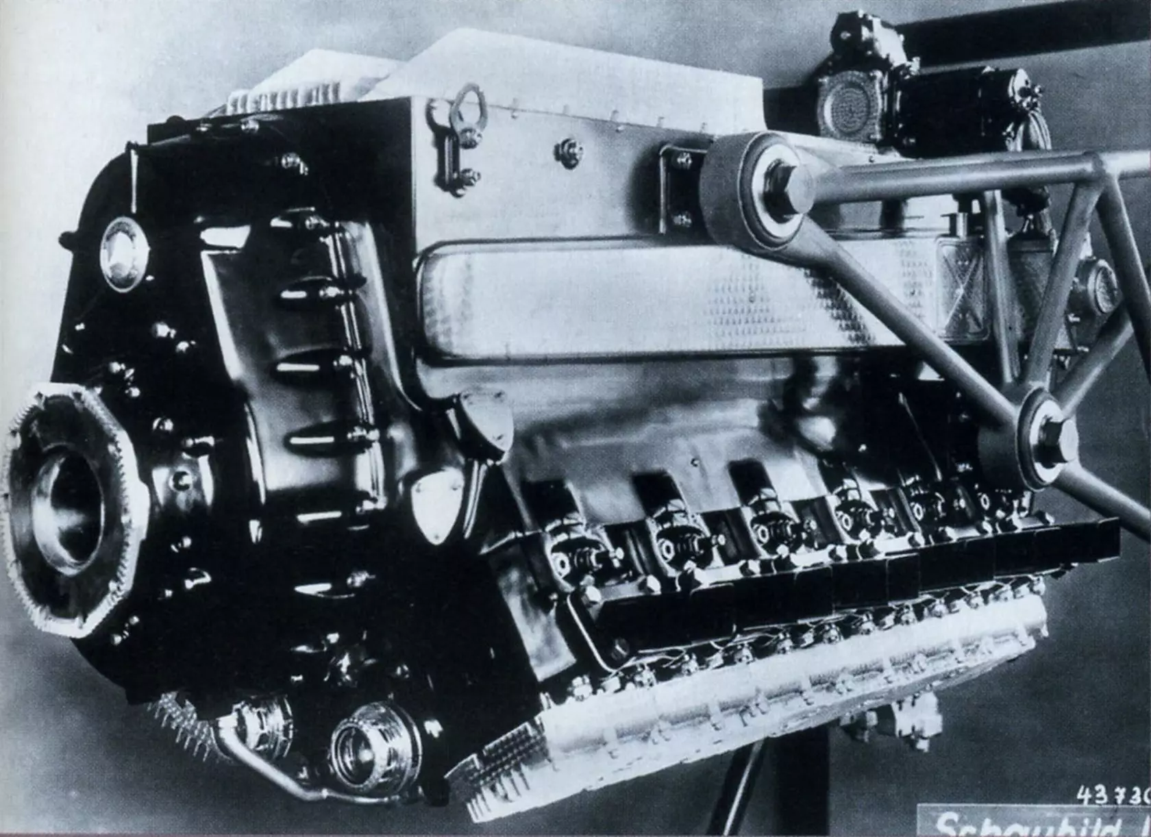 Tembakan asli mesin Daimler-Benz F4A, yang berfungsi sebagai opsi asli untuk membuat pesawat serial yang sukses DB 600/601, DB 603 dan DB 605