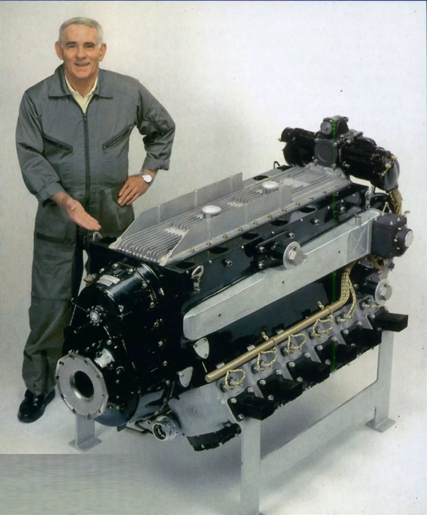 Restauratore esperto del motore EDI Pilot Engine presenta brillantemente recuperati da lui solo a modo loro Aviamotor Daimler-Benz F4A