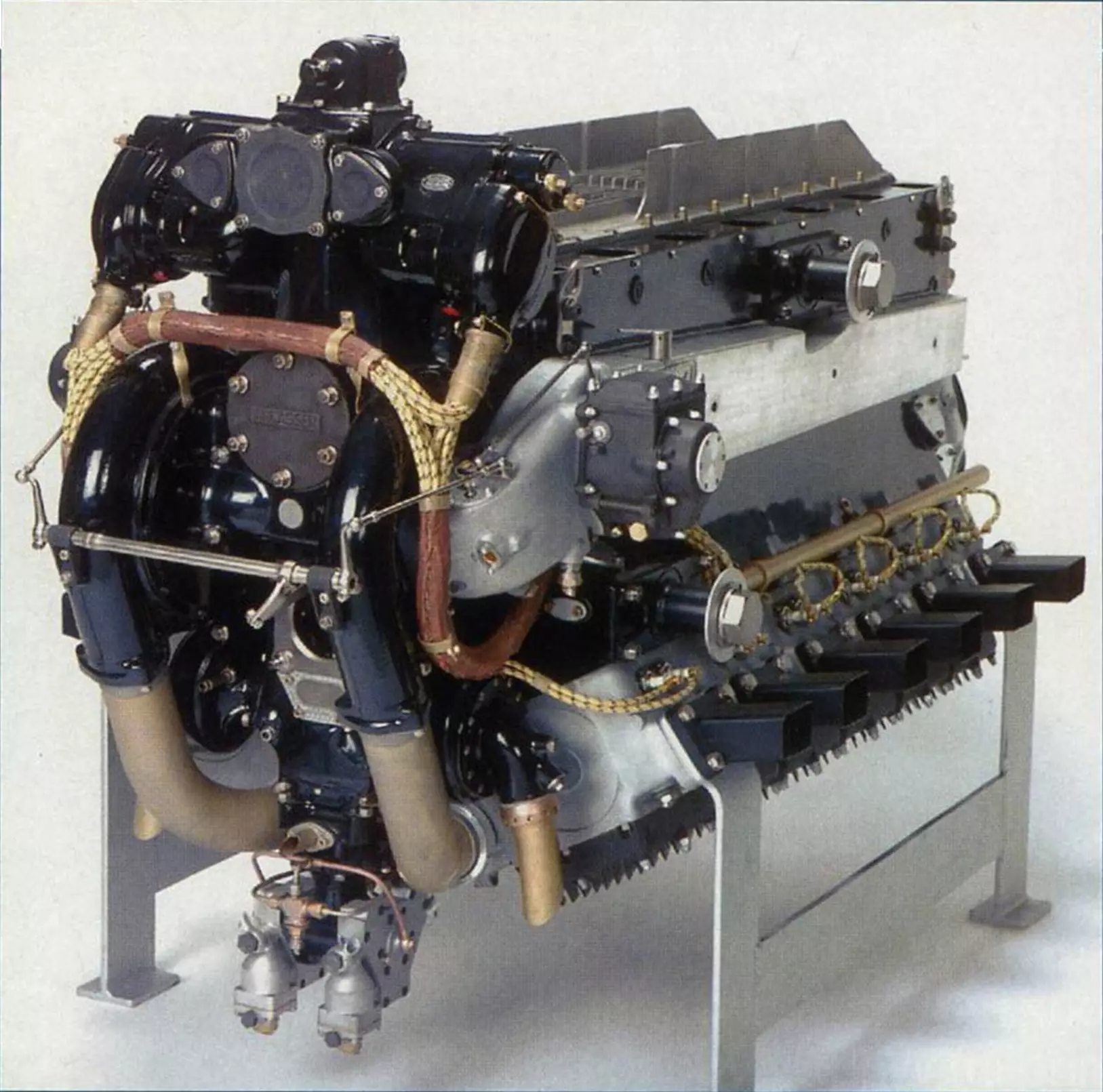 في هذه الصورة لمحرك Daimler-Benz F4A (المنظر الخلفي)، يتميز كلا من الشحاجر بوضوح. أصبحت هذه الطائرات التجريبية ل Daimler-Benz أول محرك للمفهوم الجديد مع اثني عشر اسطوانات مقلوبة