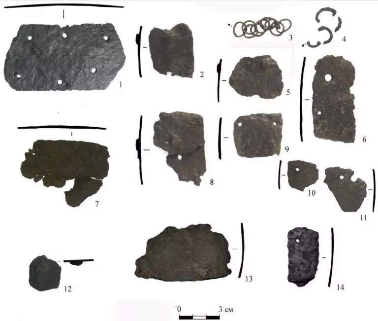 Shecietic plates at rinch residues mula sa excavations. Pinagmulan: Pahina O. TwireChensky sa VK.