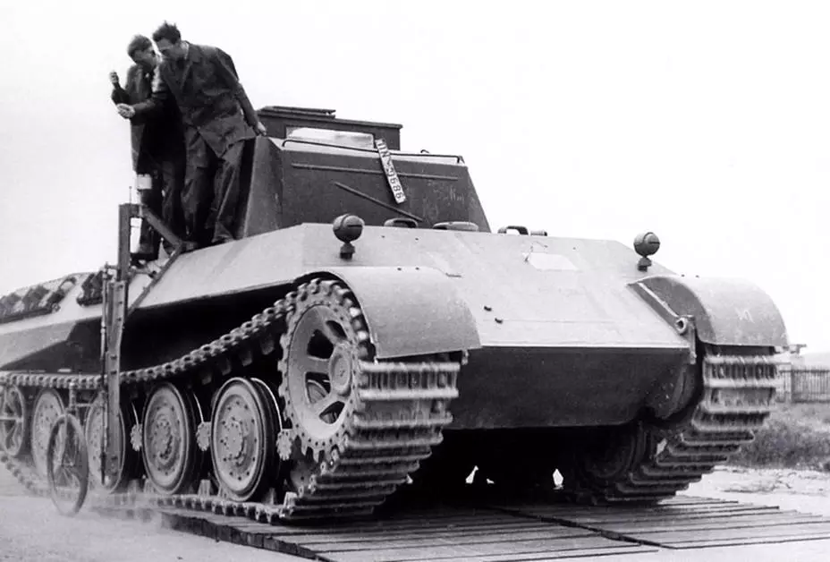 Prototype Panthers, which experienced new caterpillars and support rollers. With all the desire, the E 50 suspension is impossible to place on it, because the support rollers of the inner row will not fit