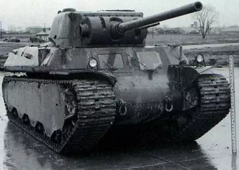 Tank hạng nặng T1E1 với súng 90 mm T7. Tìm kiếm trình điều khiển máy sấy và súng máy khóa học được thay thế bằng các thử nghiệm thủy tinh, để thuận tiện.