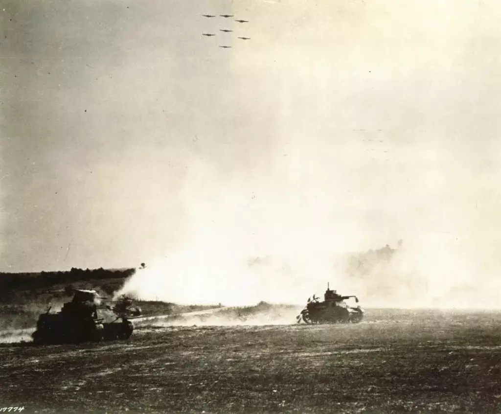 En manobras en 1941. Tanque de accións de combate real xa non esperou