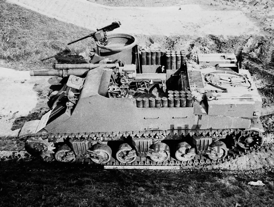 1942'nin sonbaharından itibaren, orta tank ile birleşme süreci M4 gördü. 1942'nin sonunda, M4 süspansiyonu araba tarafından kullanıldı ve üç parçanın iletim bloğunun mahfazası iade edildi