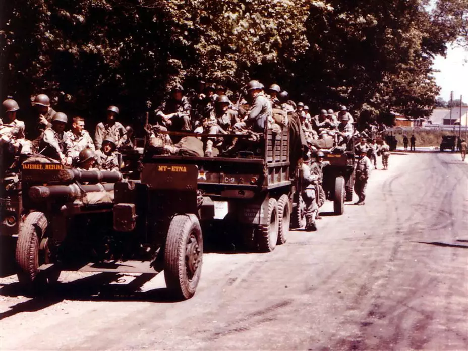 M2A1 Gaubice war einer der Hauptproben der amerikanischen Feldartillerie der Militärzeit. Die Idee ihrer Mechanisierung lag auf der Oberfläche