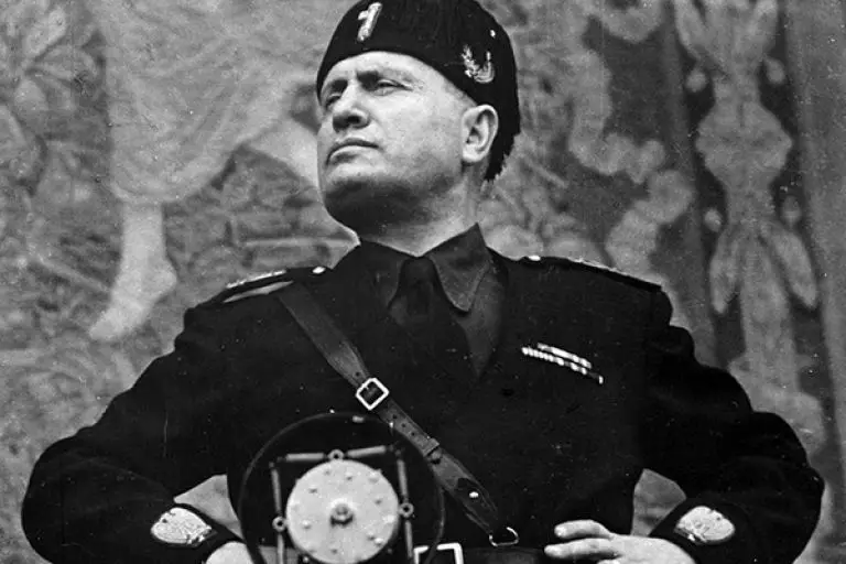 Benito Mussolini. Shikoni këtë pamje grabitqare.