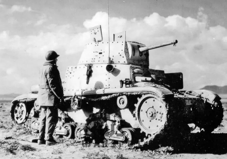 Vestido carro armato m 14-41 da segunda serie de produción, Túnez, 1943. Cando o coche estaba desesperado desesperado