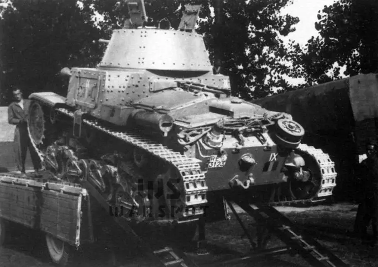 Un dos primeiros tanques da terceira serie de fabricación. O gancho de remolque traseiro aínda non está reforzado, pero xa está a un motor forzado e a protrusión apareceu na torre deseñada para un maior ángulo de redución de armas