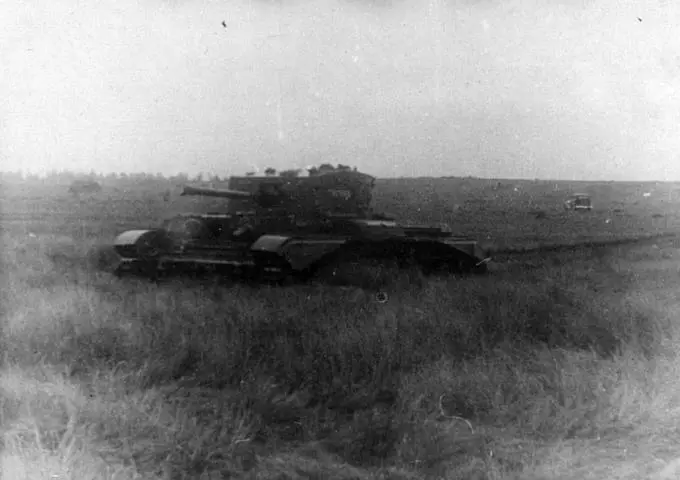 Paunenge uchityaira pane swampy terrain, tangi yeChirungu haina kufarirwa, asi iye akazvibata zvishoma nechivimbo kupfuura T-34 neAmerican m4a2