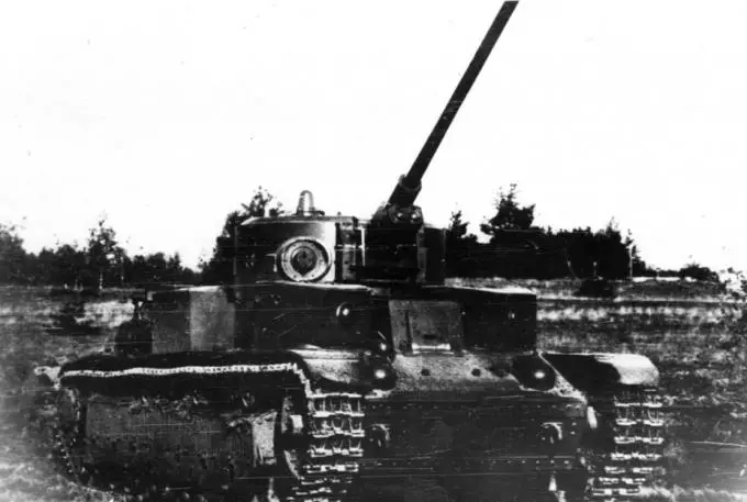 85 mm P-30 tankpistol installerad i T-28 tank, september 1940