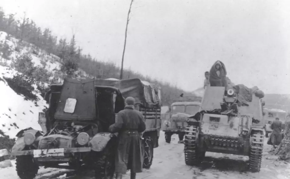 Un'altra istantanea della stessa area, su cui è vista la pistola sedia a propulsione di 150 mm da 150 mm dalla compagnia di pesanti pistole di fanteria Reggiment Ss "Westland"