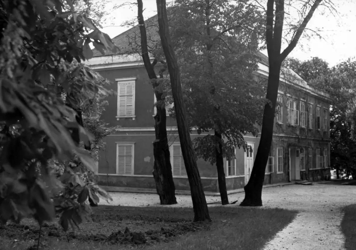 Bâtiment immobilier de deux étages, appelé «Château de montagne» (Hegyi-Kastély), pour l'été 1944