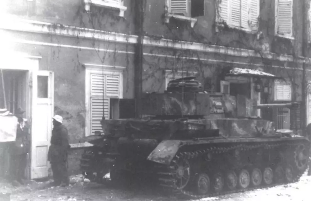 Le même bâtiment en janvier 1945. Au premier plan pz.iv du siège du bataillon du 5ème régiment de réservoir de l'altération du champ SS - d'une machine linéaire dans la route du commandant d'une station de radio supplémentaire. Dans la porte du bâtiment, il y a un commandant du bataillon du régiment de SS "Norvège" Fritz Fogt