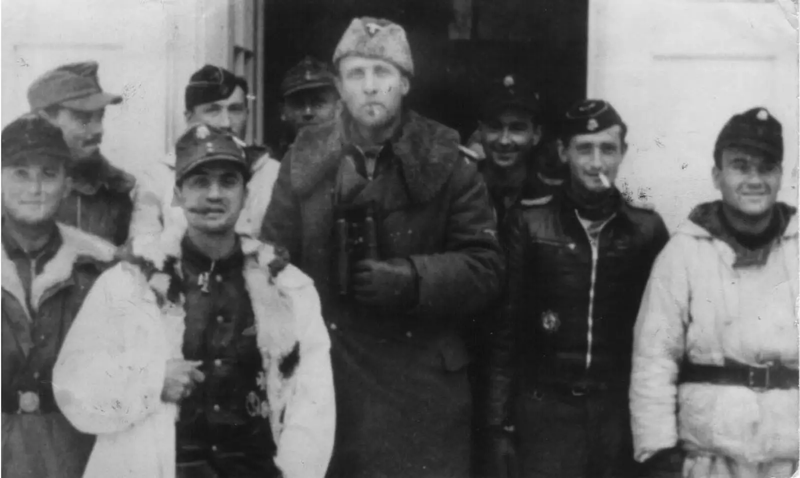 Il-Grupp Snapshot tal-Uffiċjali tal-5 Regiment Tank tal-SS u l-1 Battaljun tar-Regiment ta 'SS Norveġja f'Jannar 1945 qabel il-bini tal-proprjetà. Fiċ-ċentru tal-Snapshot, il-Kmandant tal-5 TP SS Fritz Darges, ħdejn liema l-kmandant tal-1 Battaljun tal-5 TP SS, kmandanti tat-3, 4 u 5 bokka tar-reġiment, kif ukoll l-1 Kmandant Battaljun SS "Norveġja" Fritz Fogt u Kmandanti ta 'żewġ ħluq tal-battaljun tiegħu