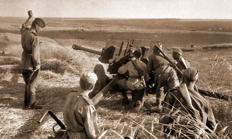 La kalkulo de la ZIS-3 prepariĝas por batalo. Kursk-arko, somero 1943