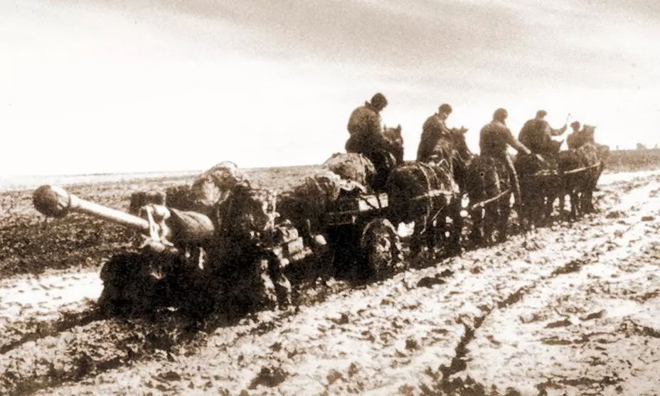 Artilleryrs ťahajte zis-3 na koni Rusky Road, október 1942