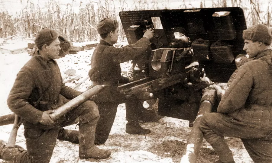 Il calcolo delle Guardie ZIS-3 315th ITTAP del 27 ° esercito del 2 ° fronte ucraino si sta preparando per la battaglia. Ungheria, 1945.