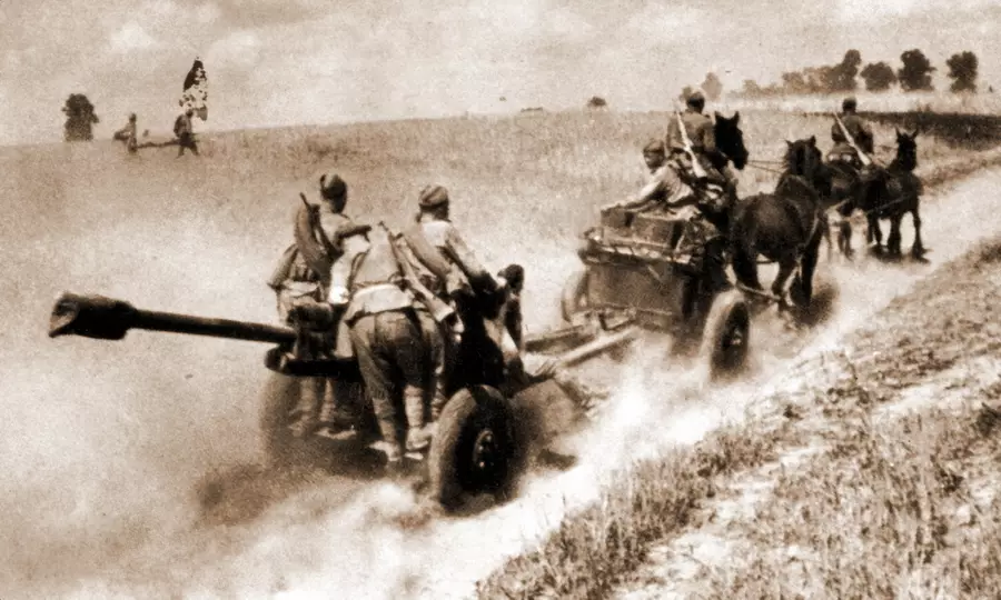 Il calcolo dello ZIS-3 sulla cablaggio equestre cambia la posizione. Polonia, 1944.