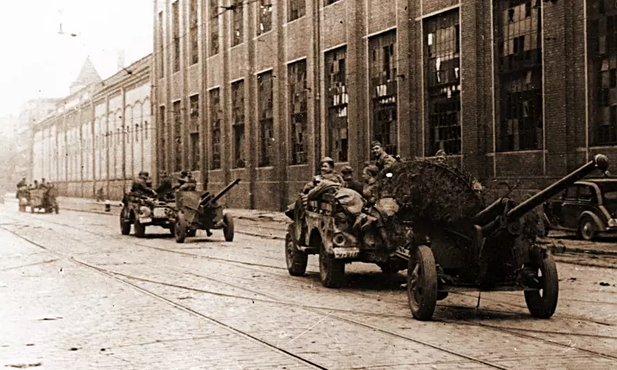 Kalkoli tal-CIS-3 kanuni rmunkati l-għodod tagħhom ma 'SUVs "Dodge 3/4". Berlin, April 1945