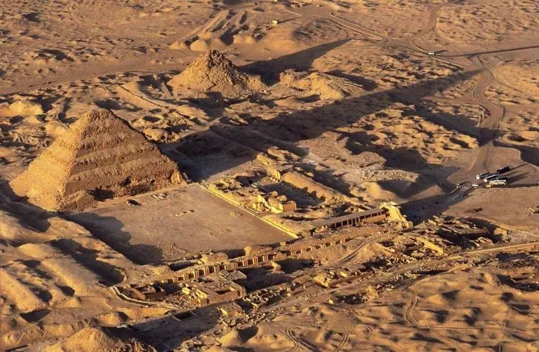 Konstruktionen, die unter dem Sand in der Sahara-Wüste versteckt sind, können die Geschichte des alten Ägypten umschreiben