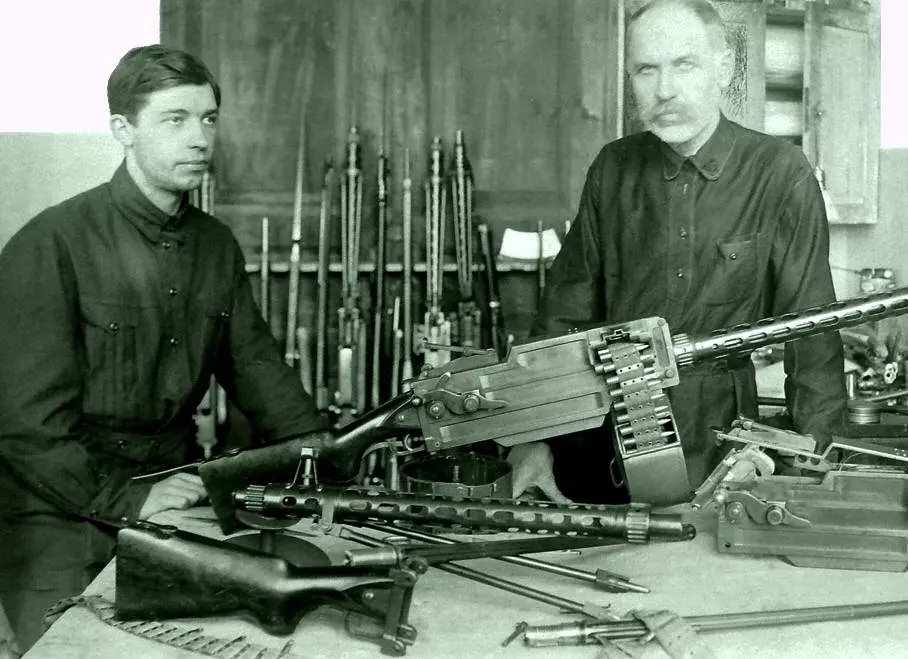 Picha maarufu ya Gunsmith maarufu: F.V. Tokarev na Mwana, 1925. Nafasi yote ya bure katika sura ya kuchukua bunduki ya MT mashine na sehemu zao na nodes